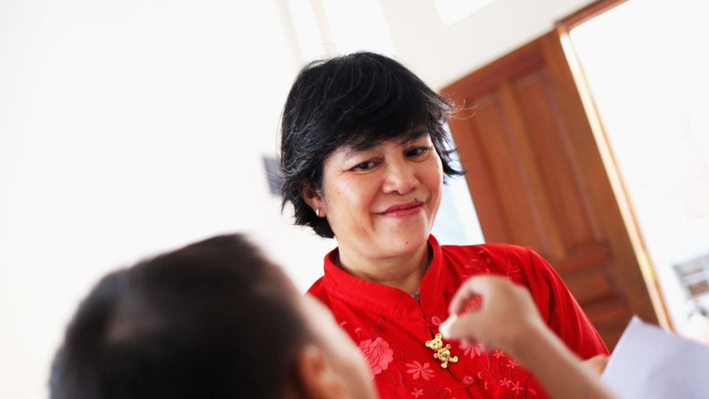 Dra. Vina Tarigan, SST, MM – Vina Smart Era Foundation